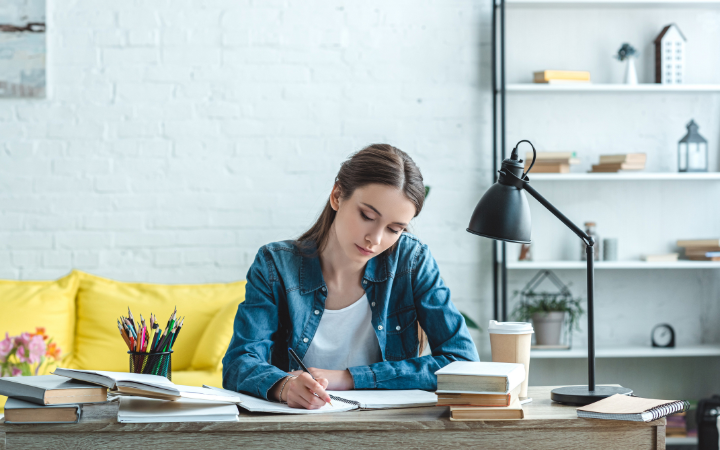 Ausbildung oder Studium: die Vor- und Nachteile beider Karrierewege